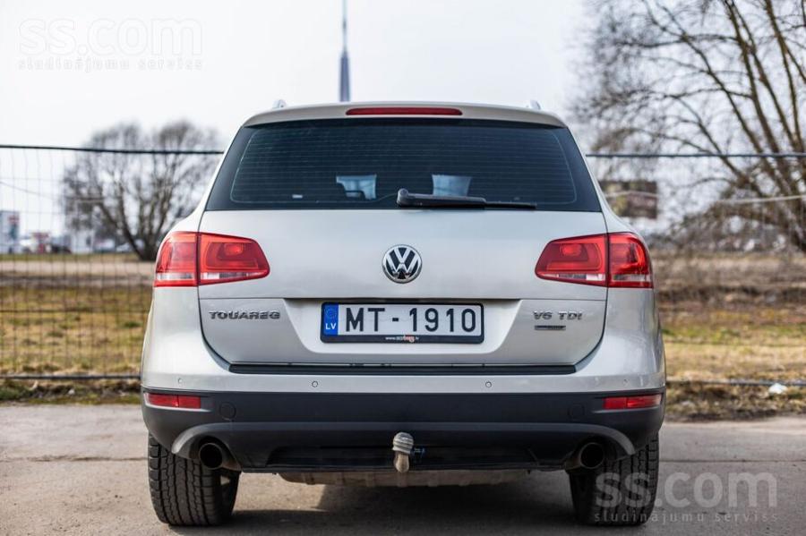 Pelēks Volkswagen Touareg 2013 Rīga, ar dzinēja tilpumu 3.00 L un nobraukumu 457 tūkst. km par 9990 €, foto 9 vietnē AUTOMOTO.COM.LV