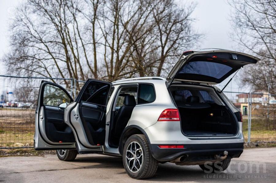 Pelēks Volkswagen Touareg 2013 Rīga, ar dzinēja tilpumu 3.00 L un nobraukumu 457 tūkst. km par 9990 €, foto 10 vietnē AUTOMOTO.COM.LV