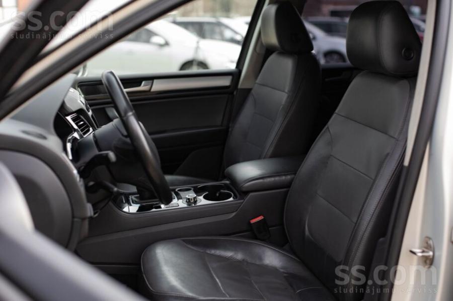 Pelēks Volkswagen Touareg 2013 Rīga, ar dzinēja tilpumu 3.00 L un nobraukumu 457 tūkst. km par 9990 €, foto 12 vietnē AUTOMOTO.COM.LV