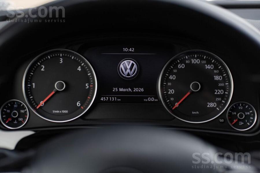 Pelēks Volkswagen Touareg 2013 Rīga, ar dzinēja tilpumu 3.00 L un nobraukumu 457 tūkst. km par 9990 €, foto 18 vietnē AUTOMOTO.COM.LV