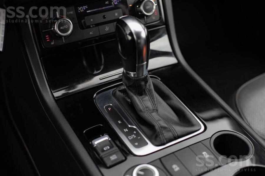 Pelēks Volkswagen Touareg 2013 Rīga, ar dzinēja tilpumu 3.00 L un nobraukumu 457 tūkst. km par 9990 €, foto 21 vietnē AUTOMOTO.COM.LV