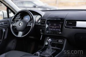 Pelēks Volkswagen Touareg 2013 Rīga, ar dzinēja tilpumu 3.00 L un nobraukumu 457 tūkst. km par 9990 €, foto 23 vietnē AUTOMOTO.COM.LV