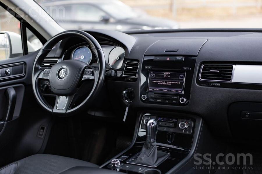 Pelēks Volkswagen Touareg 2013 Rīga, ar dzinēja tilpumu 3.00 L un nobraukumu 457 tūkst. km par 9990 €, foto 23 vietnē AUTOMOTO.COM.LV