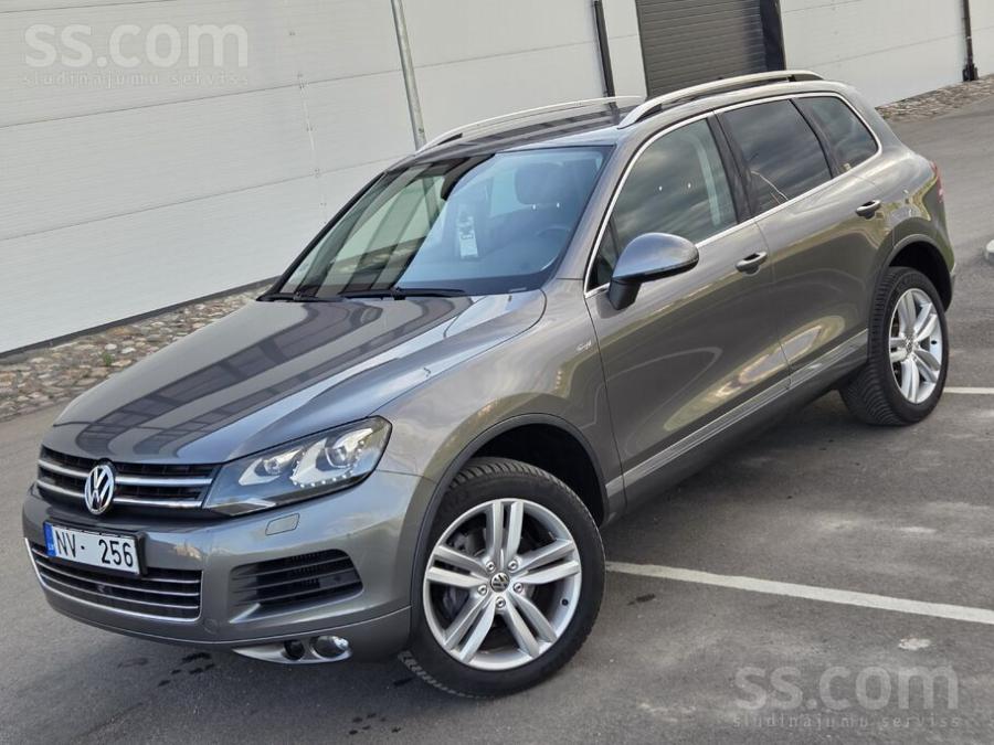 Grey Volkswagen Touareg 2013 in Daugavpils, with an engine capacity of 3.00 L and mileage of 215 thousand km for 14990 €, photo 1 on AUTOMOTO.COM.LV