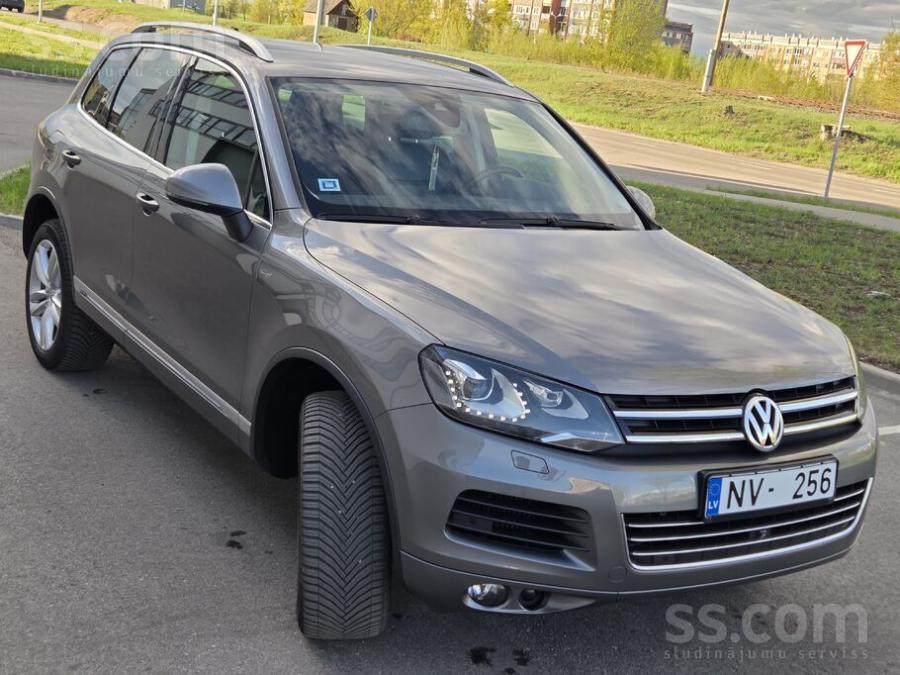 Grey Volkswagen Touareg 2013 in Daugavpils, with an engine capacity of 3.00 L and mileage of 215 thousand km for 14990 €, photo 3 on AUTOMOTO.COM.LV