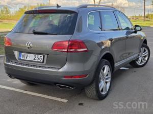 Grey Volkswagen Touareg 2013 in Daugavpils, with an engine capacity of 3.00 L and mileage of 215 thousand km for 14990 €, photo 4 on AUTOMOTO.COM.LV