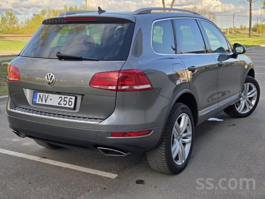 Grey Volkswagen Touareg 2013 in Daugavpils, with an engine capacity of 3.00 L and mileage of 215 thousand km for 14990 €, photo 4 on AUTOMOTO.COM.LV