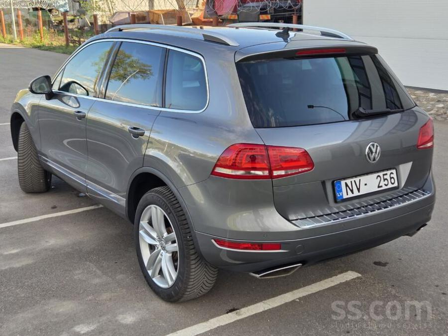 Grey Volkswagen Touareg 2013 in Daugavpils, with an engine capacity of 3.00 L and mileage of 215 thousand km for 14990 €, photo 5 on AUTOMOTO.COM.LV