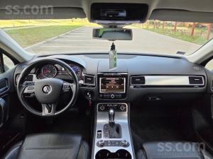 Grey Volkswagen Touareg 2013 in Daugavpils, with an engine capacity of 3.00 L and mileage of 215 thousand km for 14990 €, photo 6 on AUTOMOTO.COM.LV