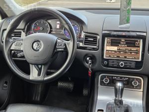 Grey Volkswagen Touareg 2013 in Daugavpils, with an engine capacity of 3.00 L and mileage of 215 thousand km for 14990 €, photo 7 on AUTOMOTO.COM.LV