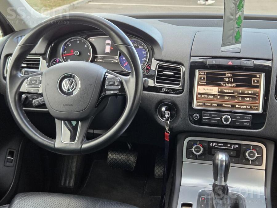 Grey Volkswagen Touareg 2013 in Daugavpils, with an engine capacity of 3.00 L and mileage of 215 thousand km for 14990 €, photo 7 on AUTOMOTO.COM.LV
