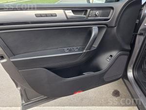 Grey Volkswagen Touareg 2013 in Daugavpils, with an engine capacity of 3.00 L and mileage of 215 thousand km for 14990 €, photo 8 on AUTOMOTO.COM.LV