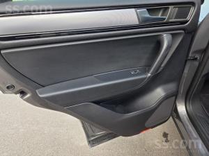Grey Volkswagen Touareg 2013 in Daugavpils, with an engine capacity of 3.00 L and mileage of 215 thousand km for 14990 €, photo 9 on AUTOMOTO.COM.LV