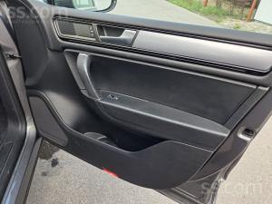 Grey Volkswagen Touareg 2013 in Daugavpils, with an engine capacity of 3.00 L and mileage of 215 thousand km for 14990 €, photo 10 on AUTOMOTO.COM.LV
