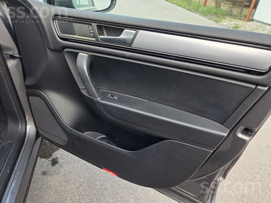 Grey Volkswagen Touareg 2013 in Daugavpils, with an engine capacity of 3.00 L and mileage of 215 thousand km for 14990 €, photo 10 on AUTOMOTO.COM.LV