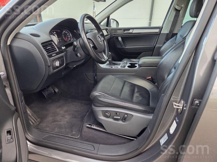 Grey Volkswagen Touareg 2013 in Daugavpils, with an engine capacity of 3.00 L and mileage of 215 thousand km for 14990 €, photo 12 on AUTOMOTO.COM.LV