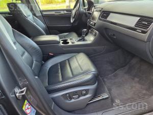 Grey Volkswagen Touareg 2013 in Daugavpils, with an engine capacity of 3.00 L and mileage of 215 thousand km for 14990 €, photo 13 on AUTOMOTO.COM.LV