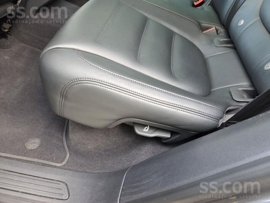 Grey Volkswagen Touareg 2013 in Daugavpils, with an engine capacity of 3.00 L and mileage of 215 thousand km for 14990 €, photo 14 on AUTOMOTO.COM.LV