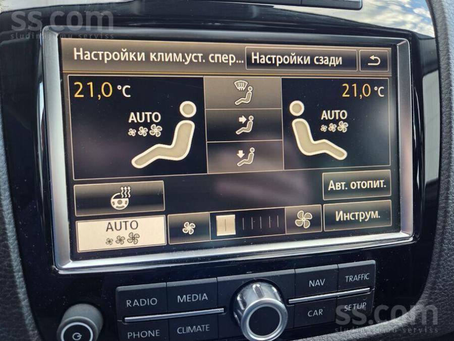 Grey Volkswagen Touareg 2013 in Daugavpils, with an engine capacity of 3.00 L and mileage of 215 thousand km for 14990 €, photo 25 on AUTOMOTO.COM.LV