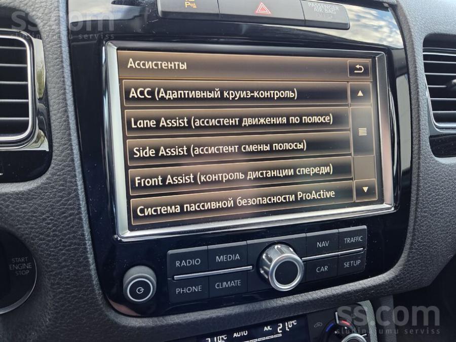 Grey Volkswagen Touareg 2013 in Daugavpils, with an engine capacity of 3.00 L and mileage of 215 thousand km for 14990 €, photo 27 on AUTOMOTO.COM.LV
