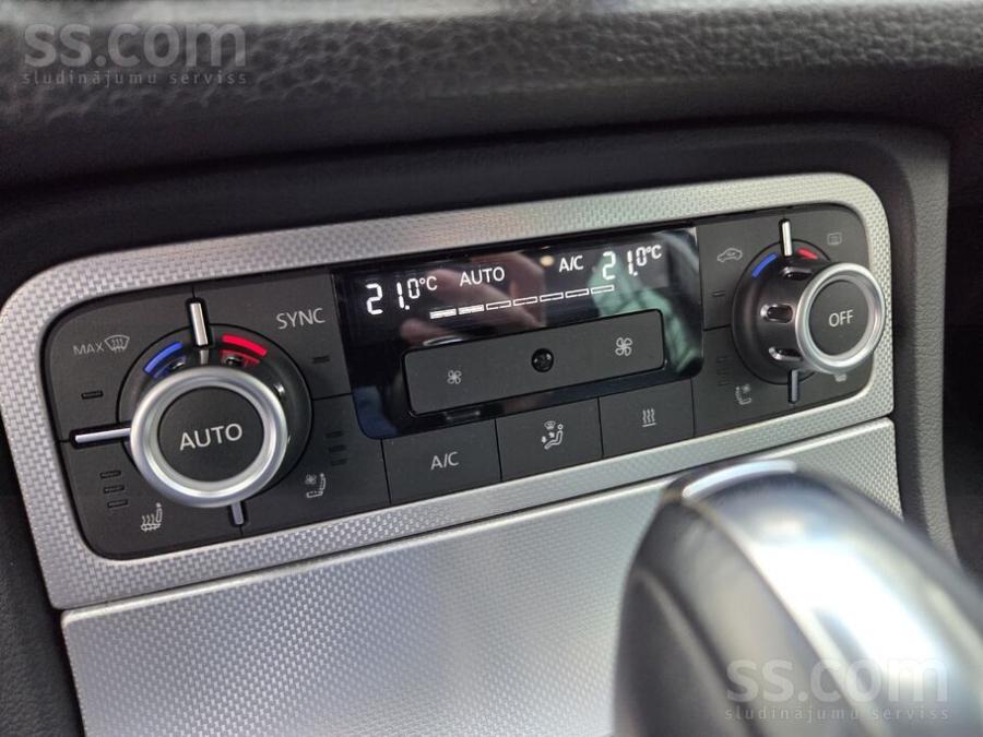 Grey Volkswagen Touareg 2013 in Daugavpils, with an engine capacity of 3.00 L and mileage of 215 thousand km for 14990 €, photo 29 on AUTOMOTO.COM.LV