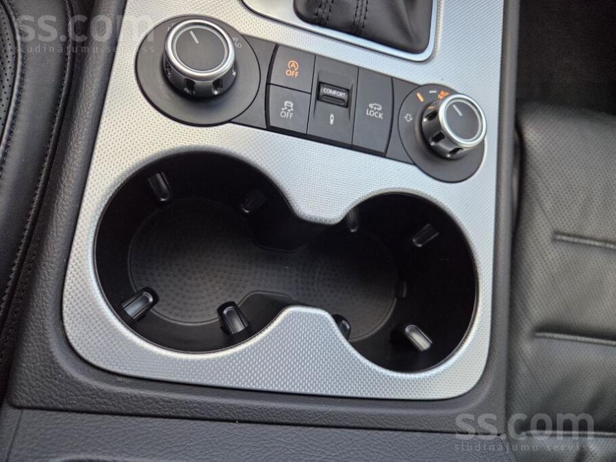 Grey Volkswagen Touareg 2013 in Daugavpils, with an engine capacity of 3.00 L and mileage of 215 thousand km for 14990 €, photo 30 on AUTOMOTO.COM.LV