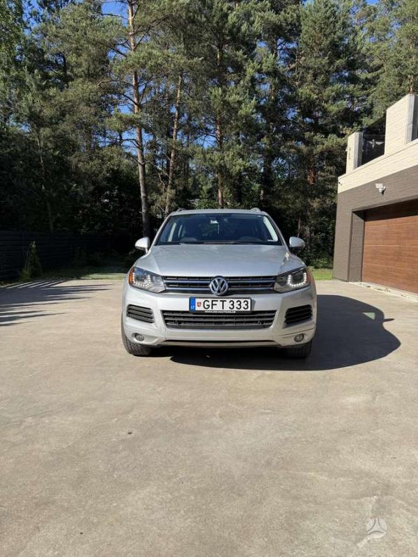 Pelēks Volkswagen Touareg 2013 Viļņa, ar dzinēja tilpumu 3.60 L un nobraukumu 294 tūkst. km par 8950 €, foto 1 vietnē AUTOMOTO.COM.LV