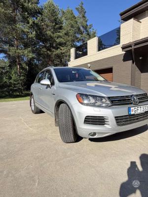 Pelēks Volkswagen Touareg 2013 Viļņa, ar dzinēja tilpumu 3.60 L un nobraukumu 294 tūkst. km par 8950 €, foto 3 vietnē AUTOMOTO.COM.LV
