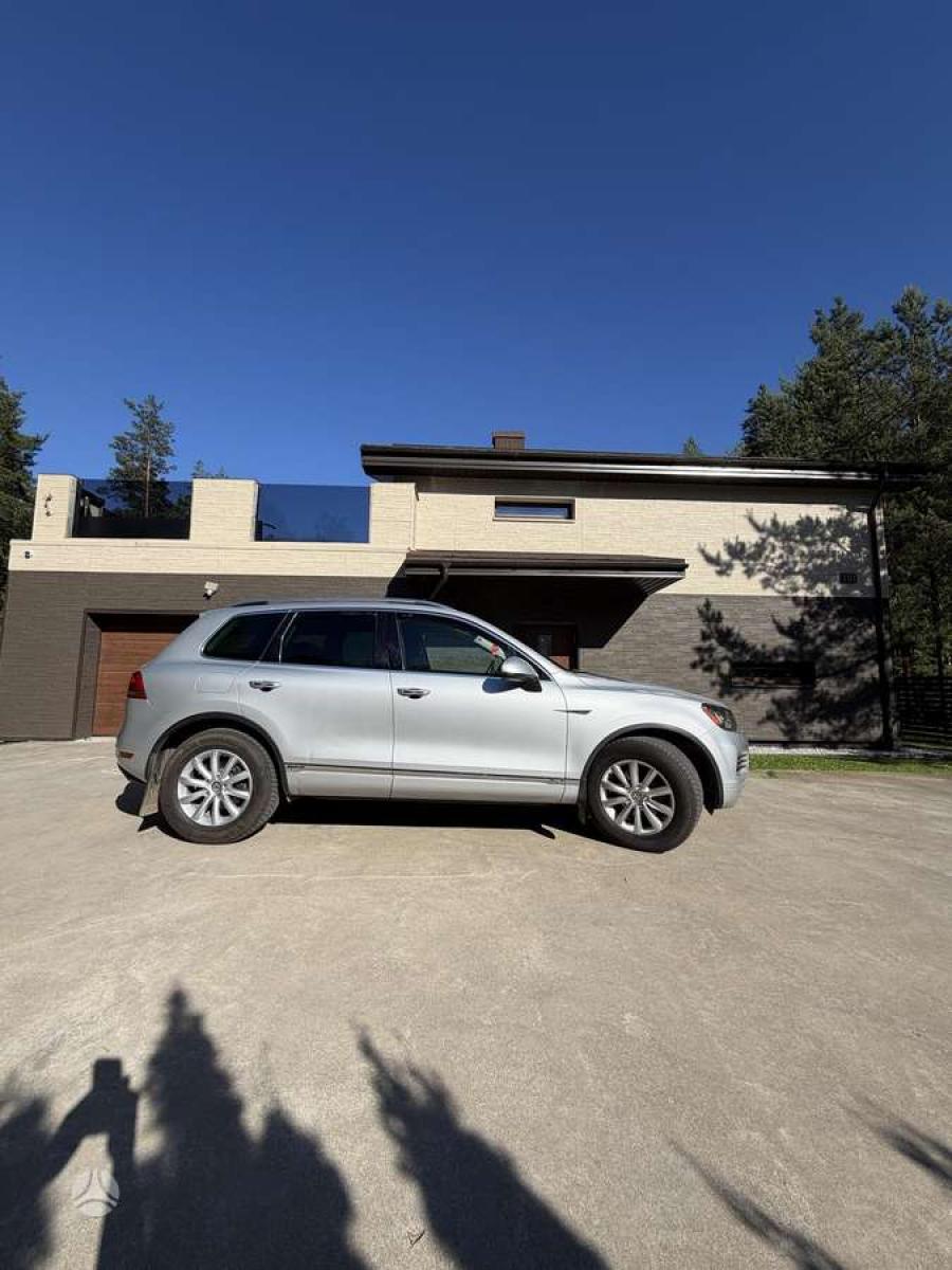 Pelēks Volkswagen Touareg 2013 Viļņa, ar dzinēja tilpumu 3.60 L un nobraukumu 294 tūkst. km par 8950 €, foto 4 vietnē AUTOMOTO.COM.LV