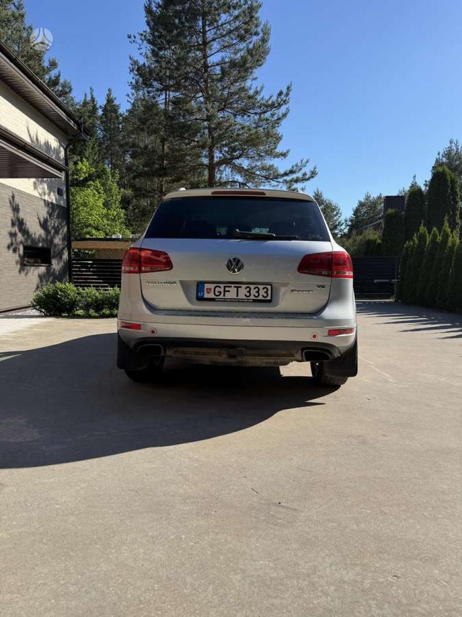 Pelēks Volkswagen Touareg 2013 Viļņa, ar dzinēja tilpumu 3.60 L un nobraukumu 294 tūkst. km par 8950 €, foto 5 vietnē AUTOMOTO.COM.LV