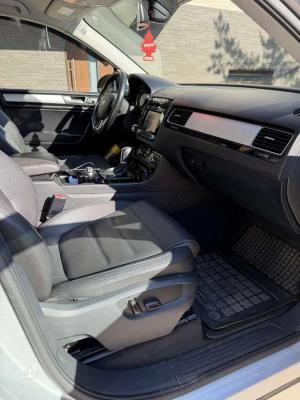 Pelēks Volkswagen Touareg 2013 Viļņa, ar dzinēja tilpumu 3.60 L un nobraukumu 294 tūkst. km par 8950 €, foto 10 vietnē AUTOMOTO.COM.LV