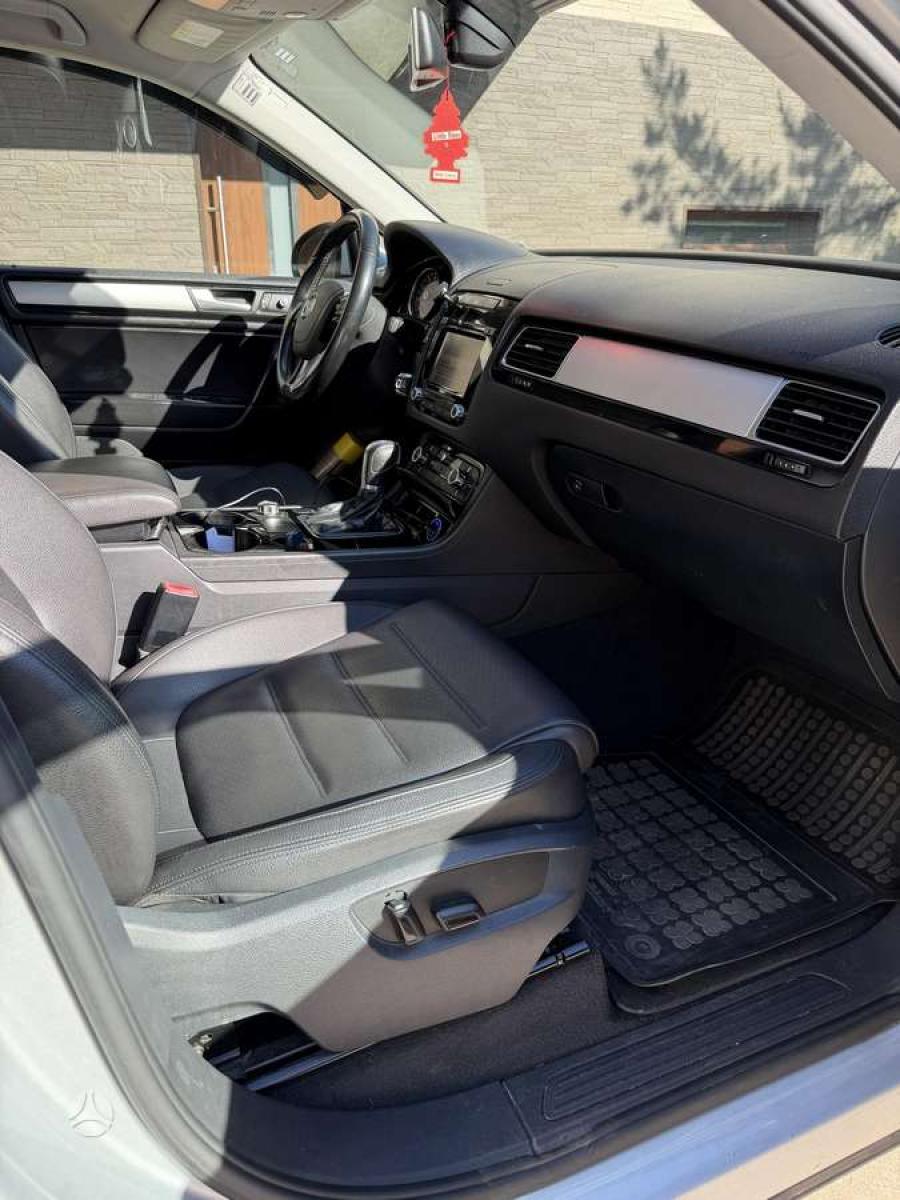 Pelēks Volkswagen Touareg 2013 Viļņa, ar dzinēja tilpumu 3.60 L un nobraukumu 294 tūkst. km par 8950 €, foto 10 vietnē AUTOMOTO.COM.LV