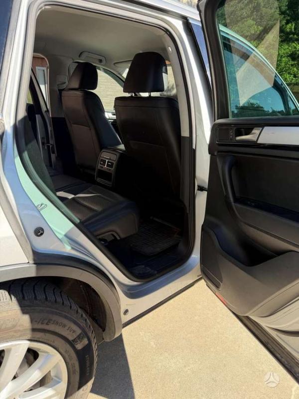 Pelēks Volkswagen Touareg 2013 Viļņa, ar dzinēja tilpumu 3.60 L un nobraukumu 294 tūkst. km par 8950 €, foto 10 vietnē AUTOMOTO.COM.LV