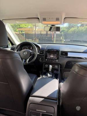 Pelēks Volkswagen Touareg 2013 Viļņa, ar dzinēja tilpumu 3.60 L un nobraukumu 294 tūkst. km par 8950 €, foto 13 vietnē AUTOMOTO.COM.LV