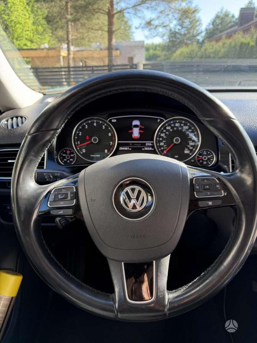 Pelēks Volkswagen Touareg 2013 Viļņa, ar dzinēja tilpumu 3.60 L un nobraukumu 294 tūkst. km par 8950 €, foto 14 vietnē AUTOMOTO.COM.LV