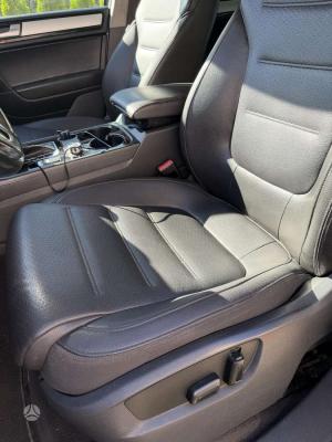 Pelēks Volkswagen Touareg 2013 Viļņa, ar dzinēja tilpumu 3.60 L un nobraukumu 294 tūkst. km par 8950 €, foto 15 vietnē AUTOMOTO.COM.LV