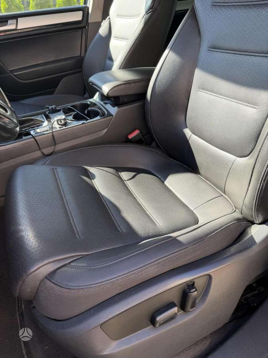 Pelēks Volkswagen Touareg 2013 Viļņa, ar dzinēja tilpumu 3.60 L un nobraukumu 294 tūkst. km par 8950 €, foto 15 vietnē AUTOMOTO.COM.LV