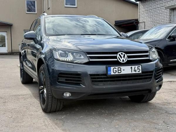 Grey Volkswagen Touareg 2013 in Riga, with an engine capacity of 3.00 L and mileage of 266 thousand km for 10600 €, photo 1 on AUTOMOTO.COM.LV