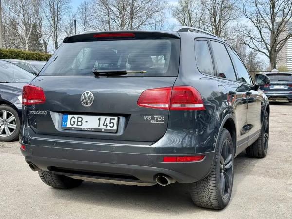 Grey Volkswagen Touareg 2013 in Riga, with an engine capacity of 3.00 L and mileage of 266 thousand km for 10600 €, photo 4 on AUTOMOTO.COM.LV