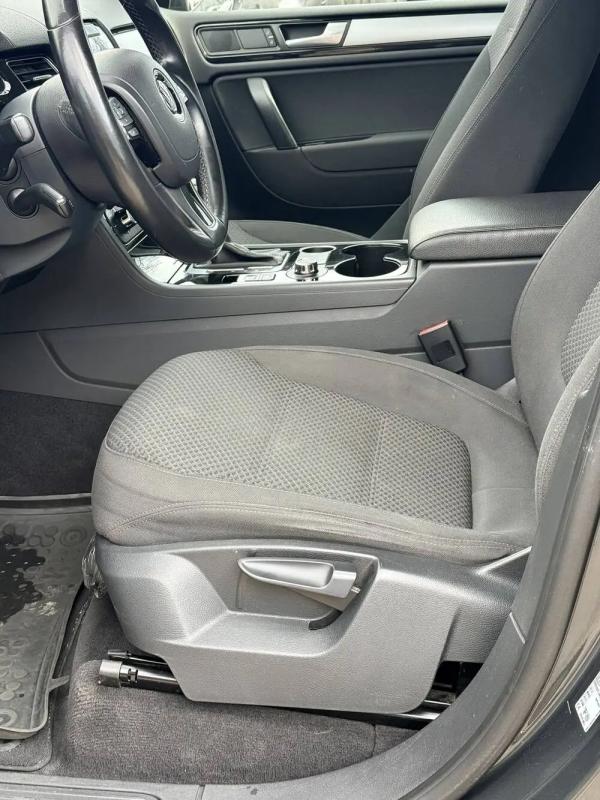 Grey Volkswagen Touareg 2013 in Riga, with an engine capacity of 3.00 L and mileage of 266 thousand km for 10600 €, photo 5 on AUTOMOTO.COM.LV