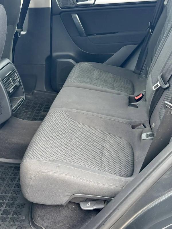 Grey Volkswagen Touareg 2013 in Riga, with an engine capacity of 3.00 L and mileage of 266 thousand km for 10600 €, photo 8 on AUTOMOTO.COM.LV