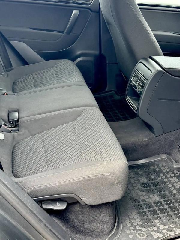 Grey Volkswagen Touareg 2013 in Riga, with an engine capacity of 3.00 L and mileage of 266 thousand km for 10600 €, photo 9 on AUTOMOTO.COM.LV