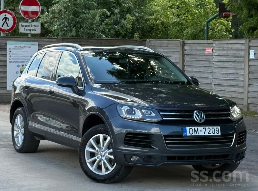 Grey Volkswagen Touareg 2013 in Jelgava, with an engine capacity of 3.60 L and mileage of 217 thousand km for 13800 €, photo 1 on AUTOMOTO.COM.LV