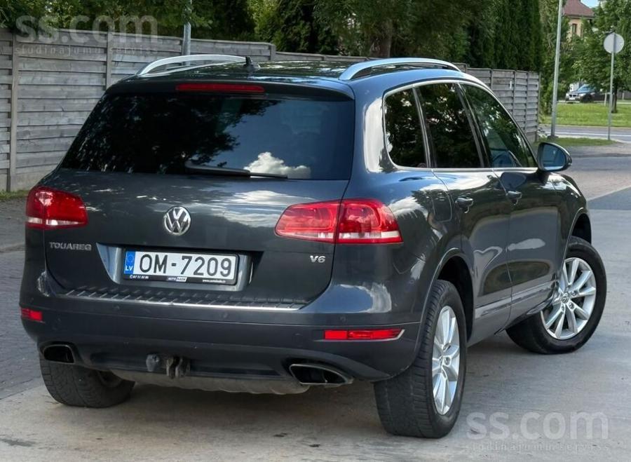 Grey Volkswagen Touareg 2013 in Jelgava, with an engine capacity of 3.60 L and mileage of 217 thousand km for 13800 €, photo 4 on AUTOMOTO.COM.LV