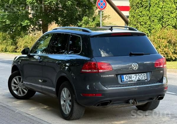 Grey Volkswagen Touareg 2013 in Jelgava, with an engine capacity of 3.60 L and mileage of 217 thousand km for 13800 €, photo 4 on AUTOMOTO.COM.LV
