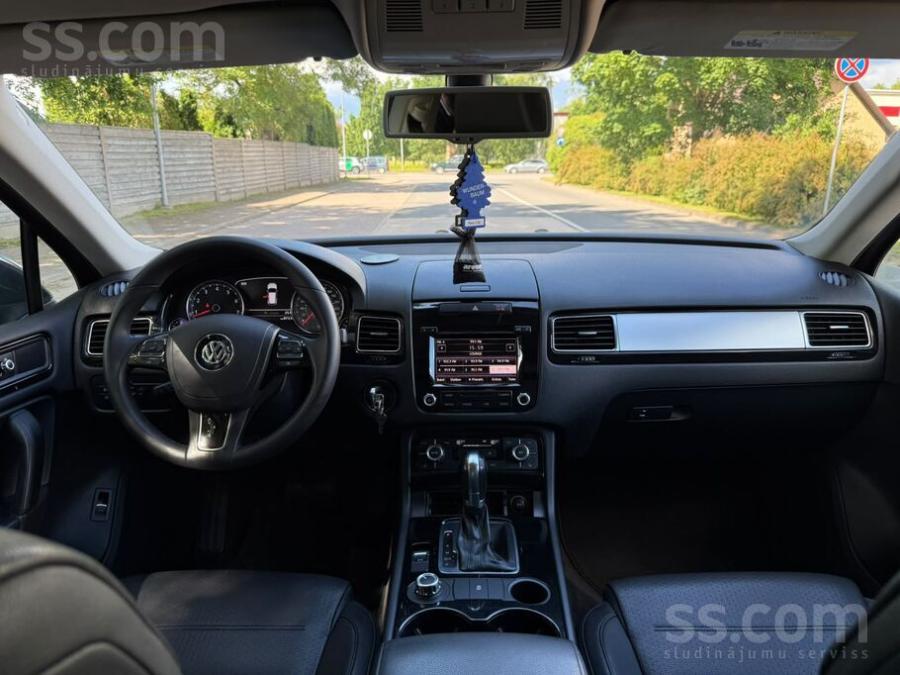 Grey Volkswagen Touareg 2013 in Jelgava, with an engine capacity of 3.60 L and mileage of 217 thousand km for 13800 €, photo 6 on AUTOMOTO.COM.LV
