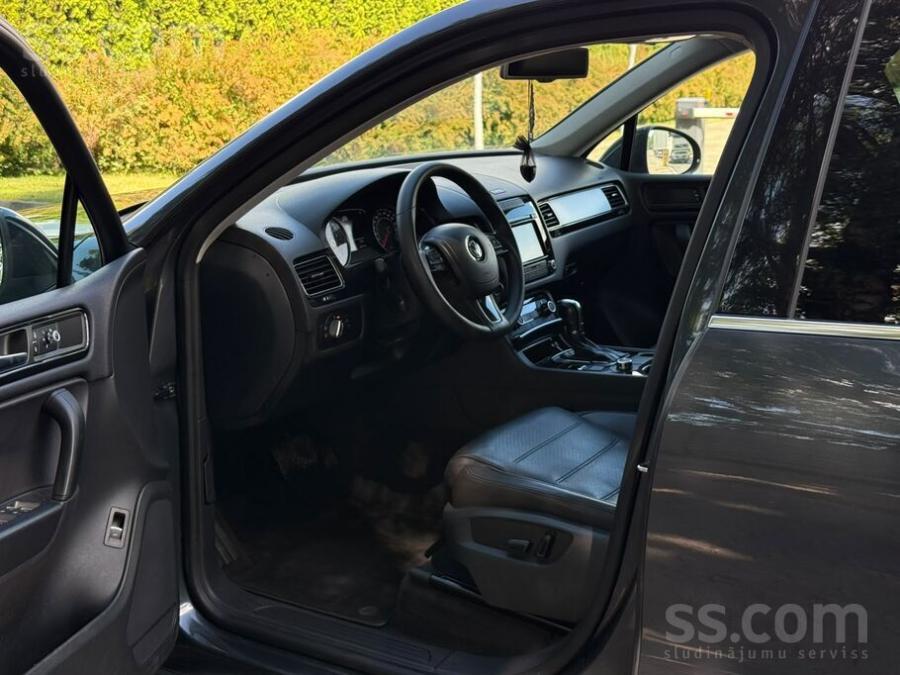 Grey Volkswagen Touareg 2013 in Jelgava, with an engine capacity of 3.60 L and mileage of 217 thousand km for 13800 €, photo 7 on AUTOMOTO.COM.LV