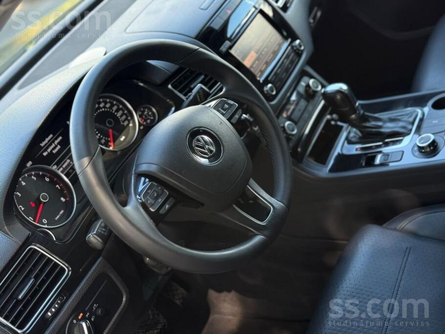 Grey Volkswagen Touareg 2013 in Jelgava, with an engine capacity of 3.60 L and mileage of 217 thousand km for 13800 €, photo 9 on AUTOMOTO.COM.LV