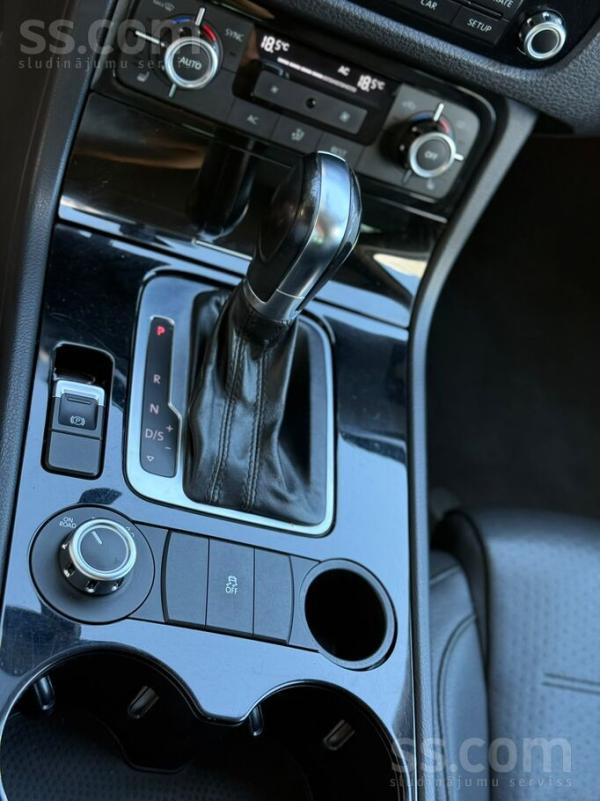 Grey Volkswagen Touareg 2013 in Jelgava, with an engine capacity of 3.60 L and mileage of 217 thousand km for 13800 €, photo 9 on AUTOMOTO.COM.LV