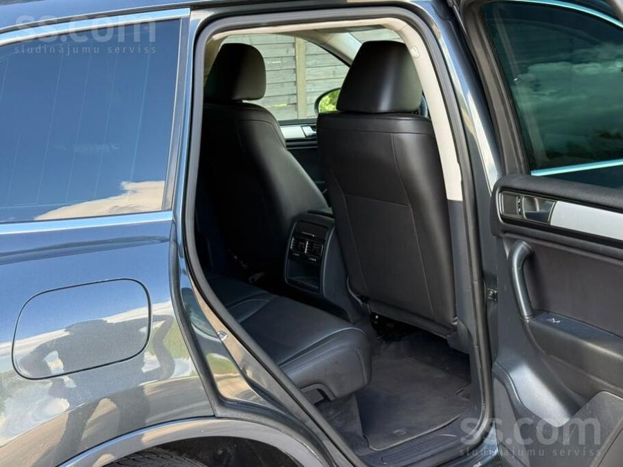 Grey Volkswagen Touareg 2013 in Jelgava, with an engine capacity of 3.60 L and mileage of 217 thousand km for 13800 €, photo 11 on AUTOMOTO.COM.LV